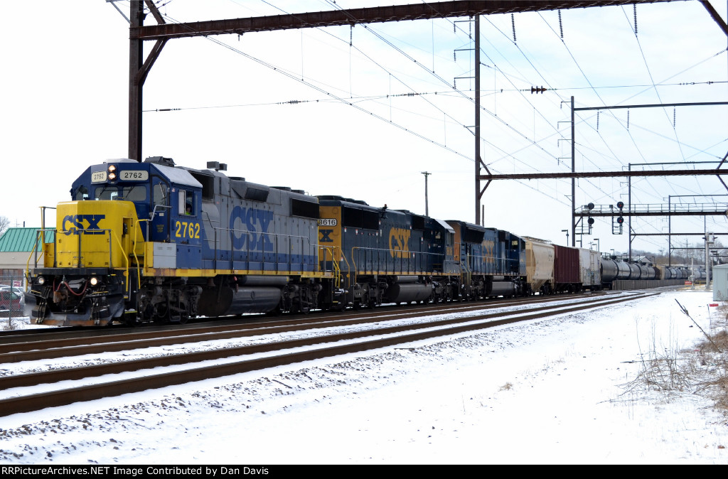 CSX GP38-2 2762 leads Q418-26